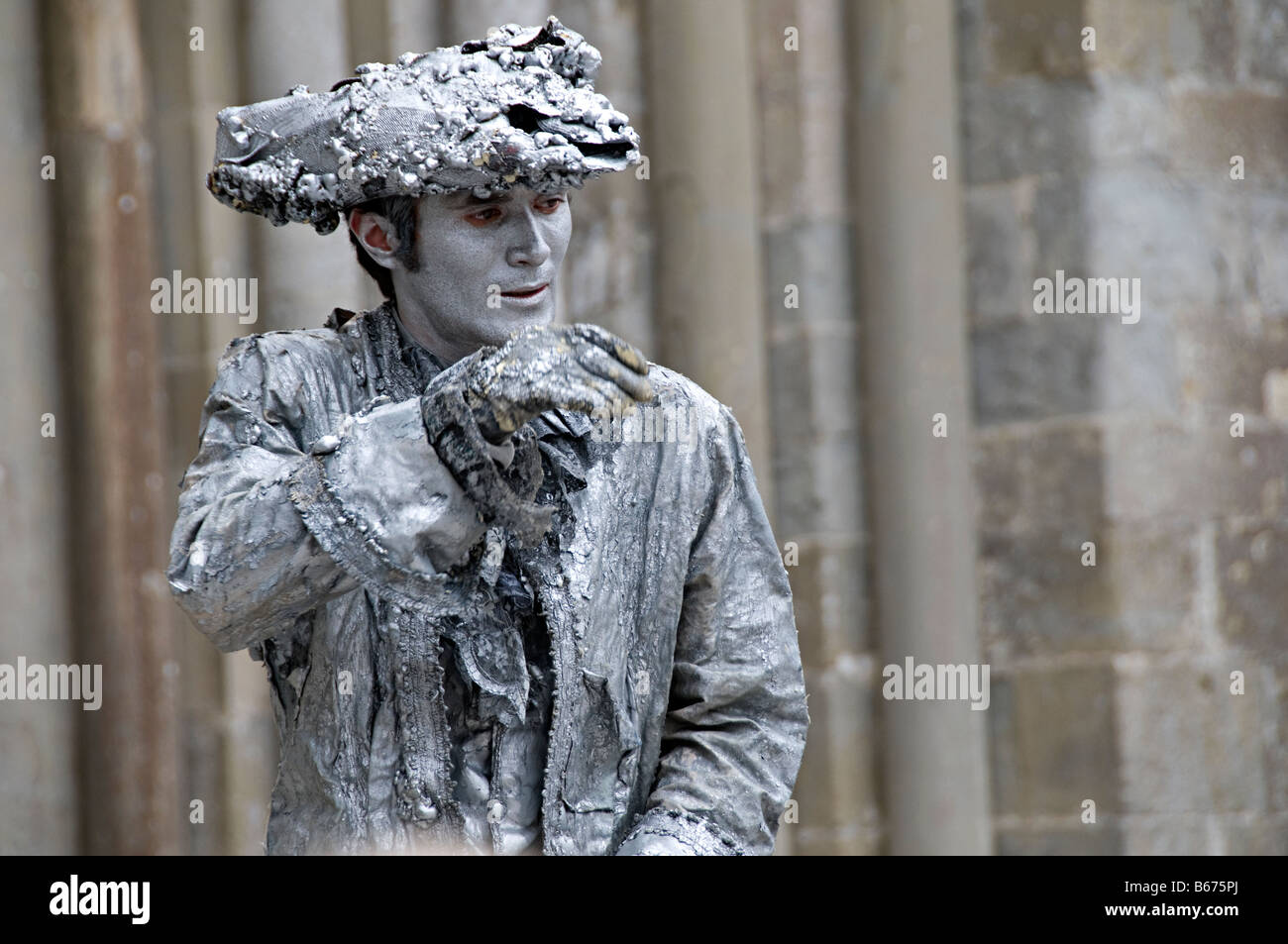 a mime artist in carcassone la cite france painted in pure gray ...