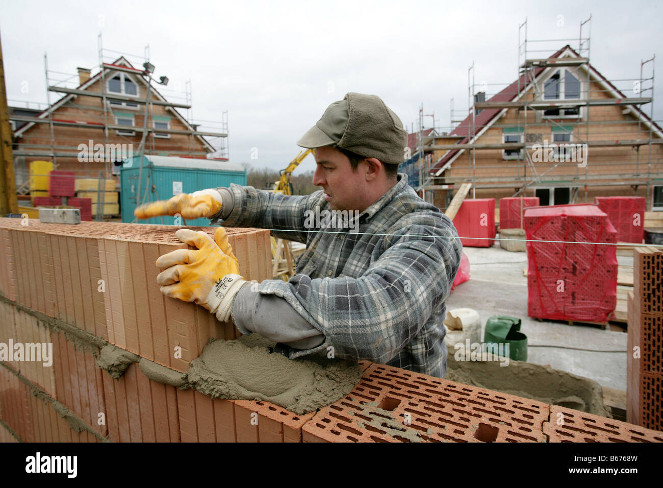 DEU, Germany, Essen : Bricklayer at work, building of a house ...