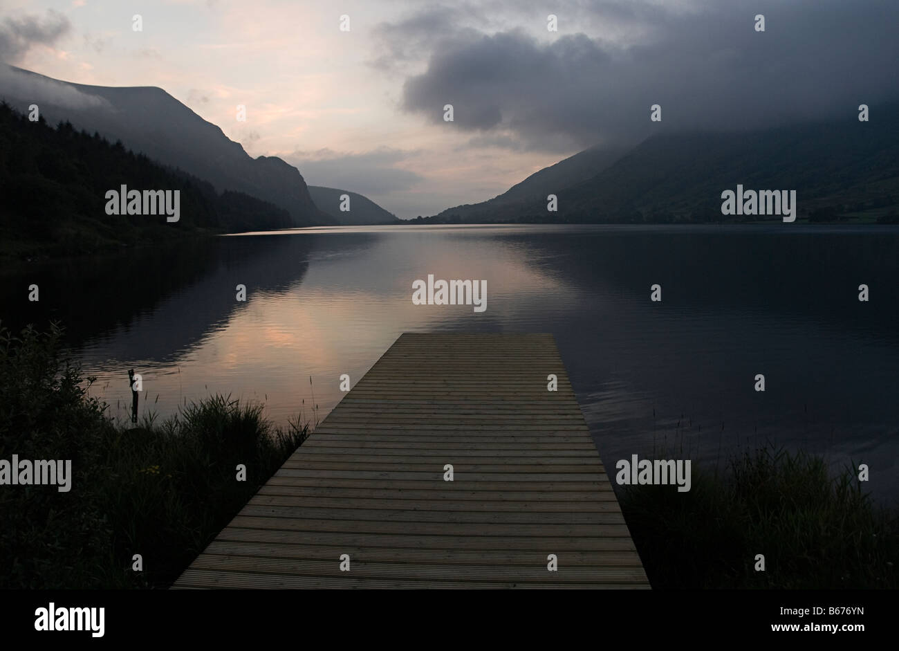 snowdon national park llyn cwellyn lake at sun down Stock Photo - Alamy