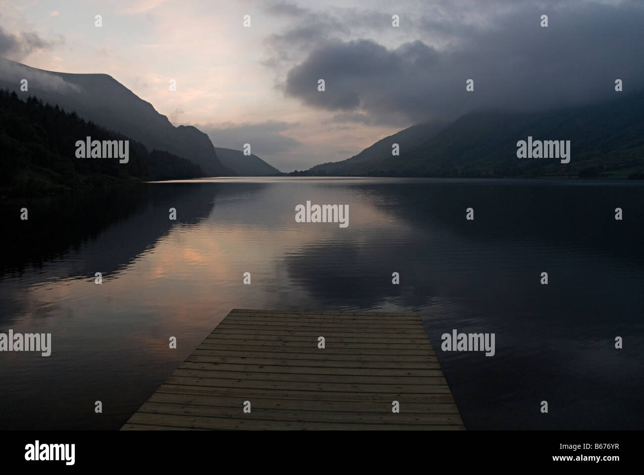 snowdon national park llyn cwellyn lake at sun down Stock Photo - Alamy