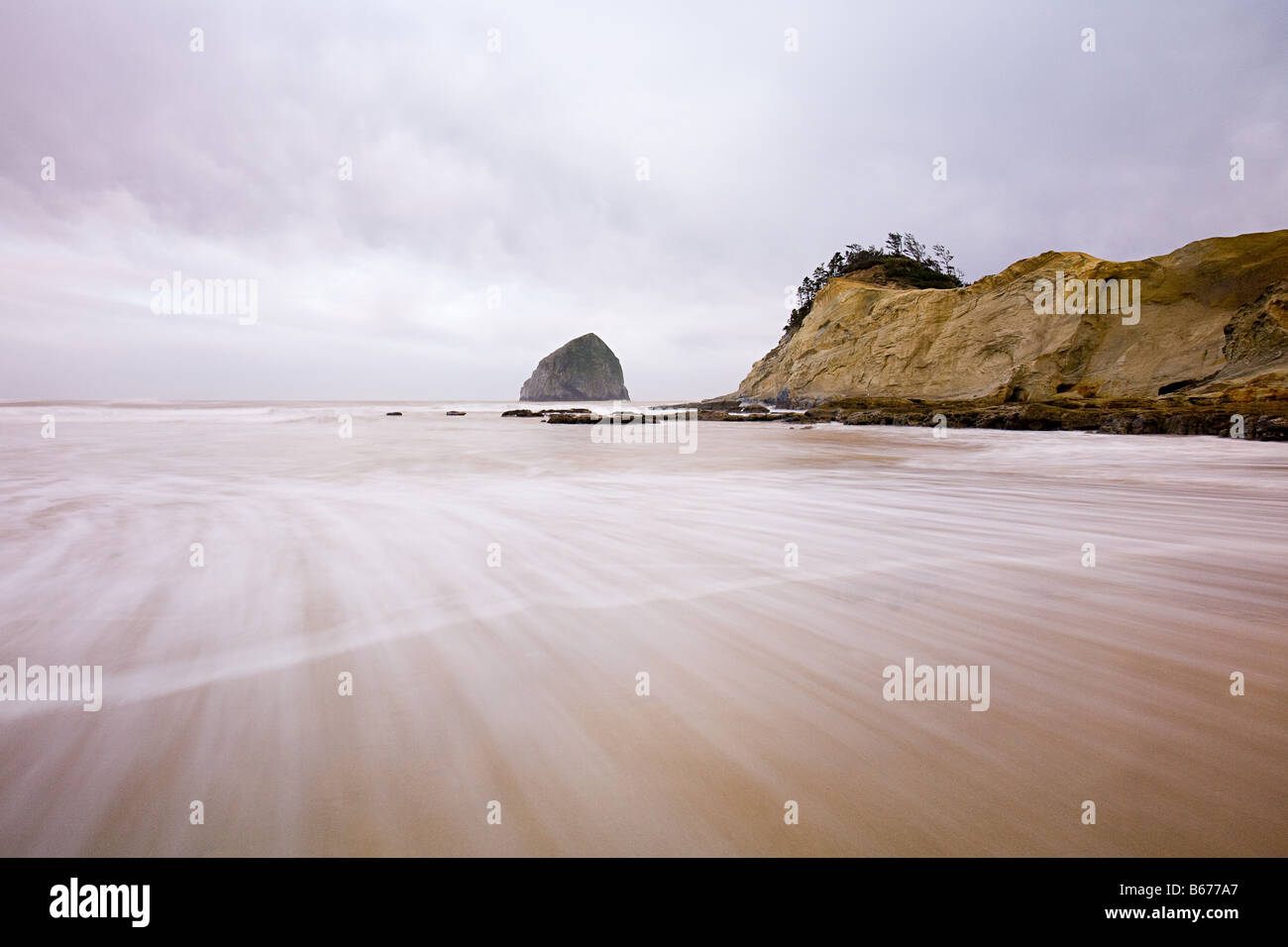 Haystack rock oregon hi-res stock photography and images - Alamy