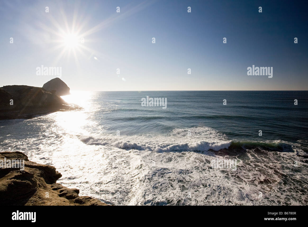 Waves hitting rock hi-res stock photography and images - Alamy