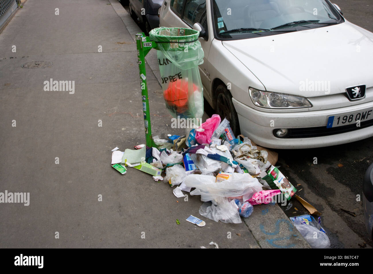 Footpath littering hi-res stock photography and images - Alamy