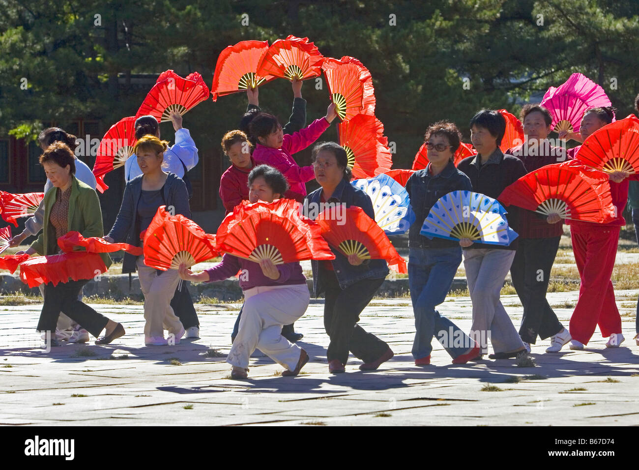 Chinese fan dancing Stock Photo - Alamy