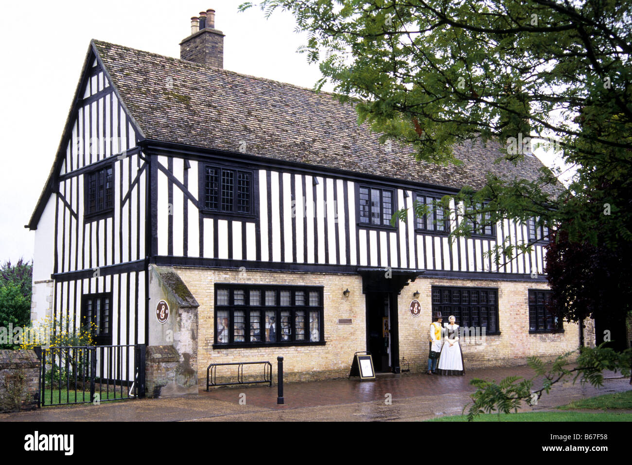 Tudor house hi-res stock photography and images - Alamy