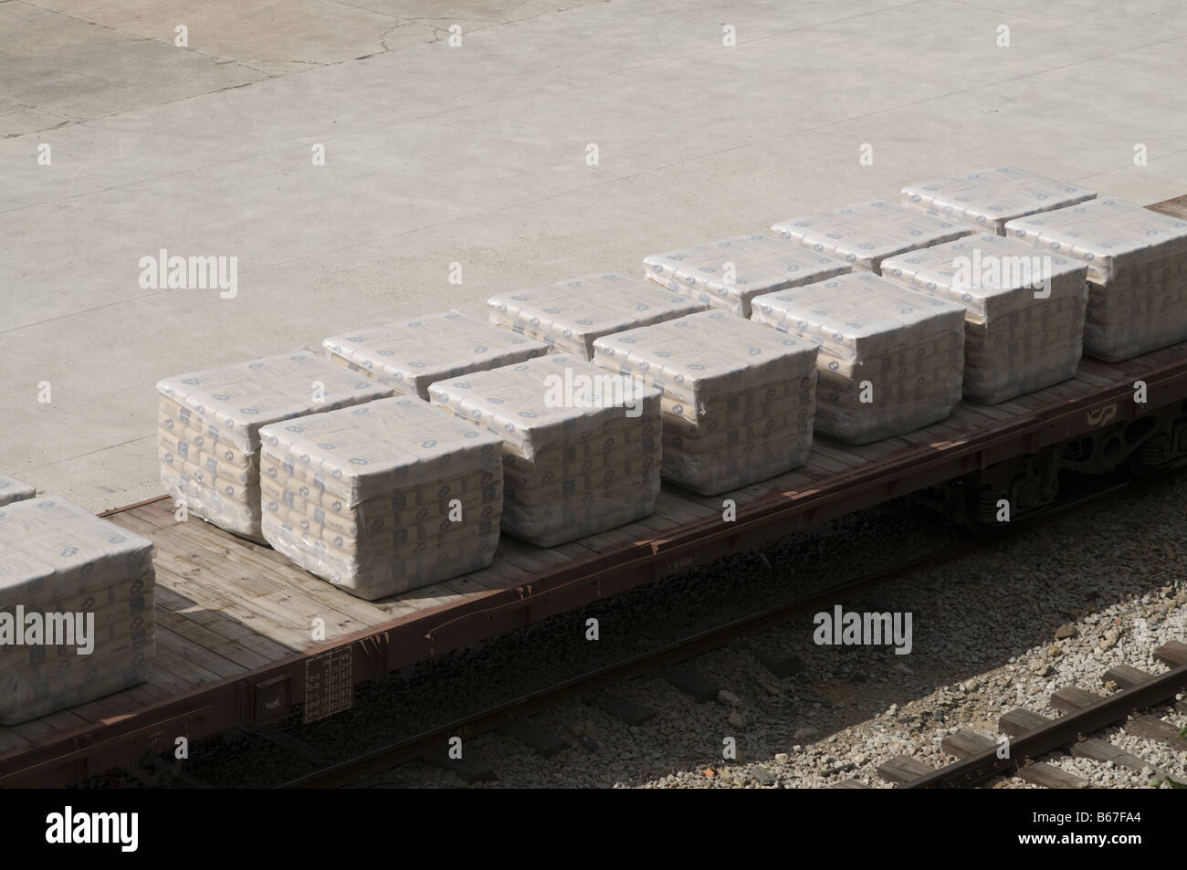 Cement bags pallets hi-res stock photography and images - Alamy