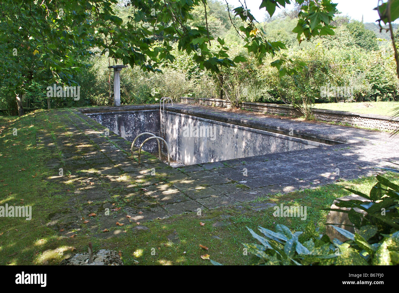 Derelict empty swimming pool - time gone by Stock Photo - Alamy