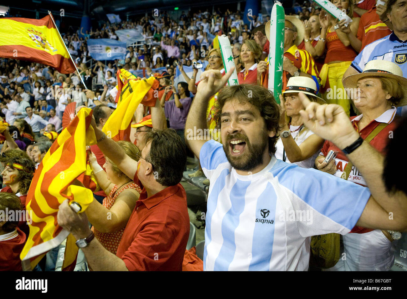 Sport tennis crowd cheering hi-res stock photography and images - Alamy