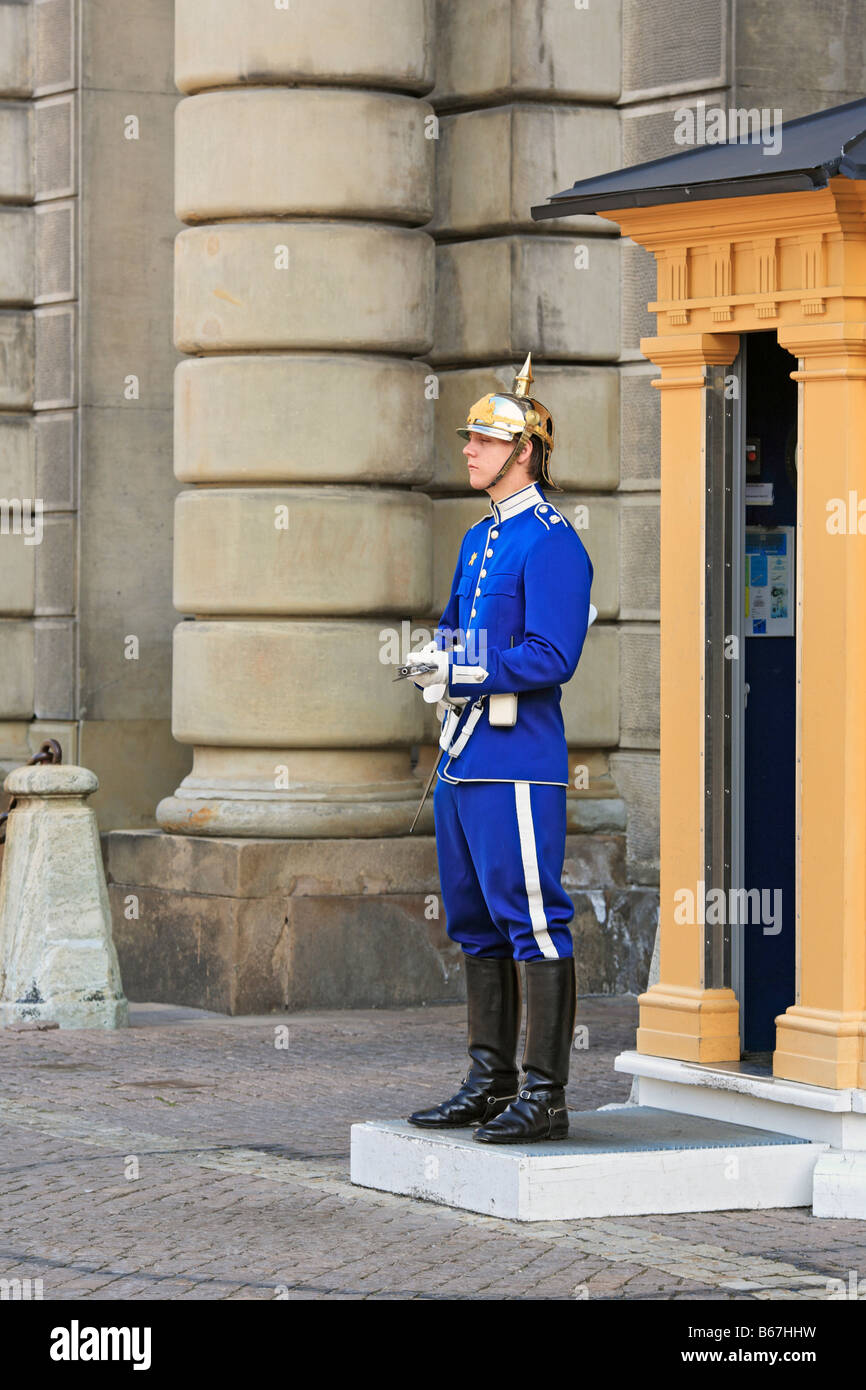 Royal guards at the royal palace hi-res stock photography and images - Alamy