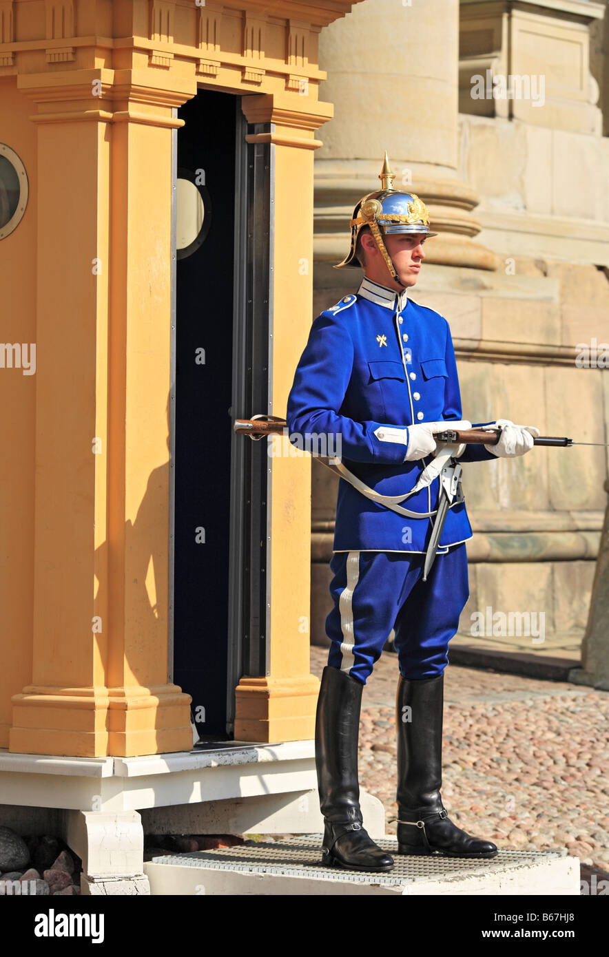 Royal guards at the royal palace hi-res stock photography and images - Alamy