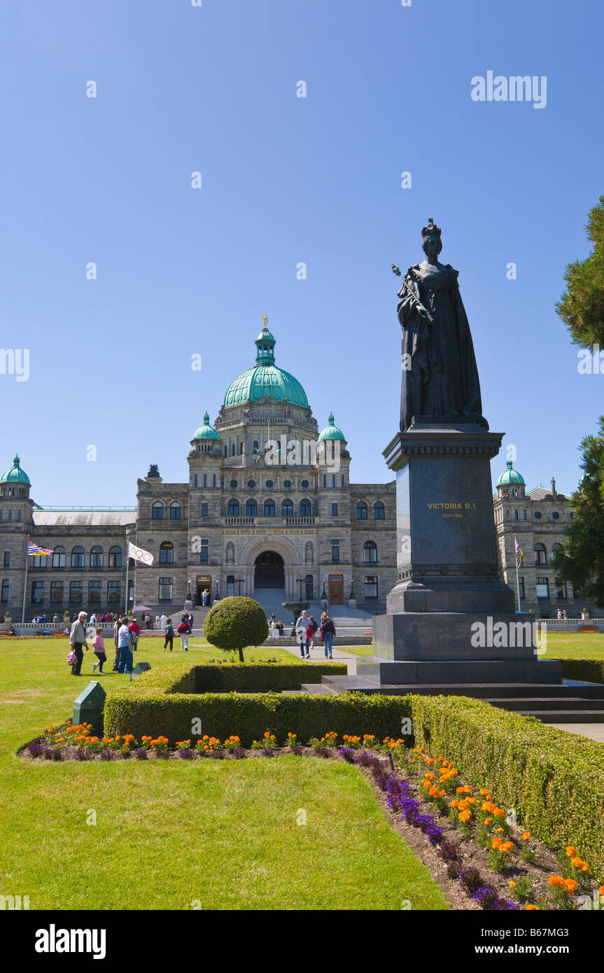 Legislative Building of BC and "statue of Queen Victoria" Victoria ...