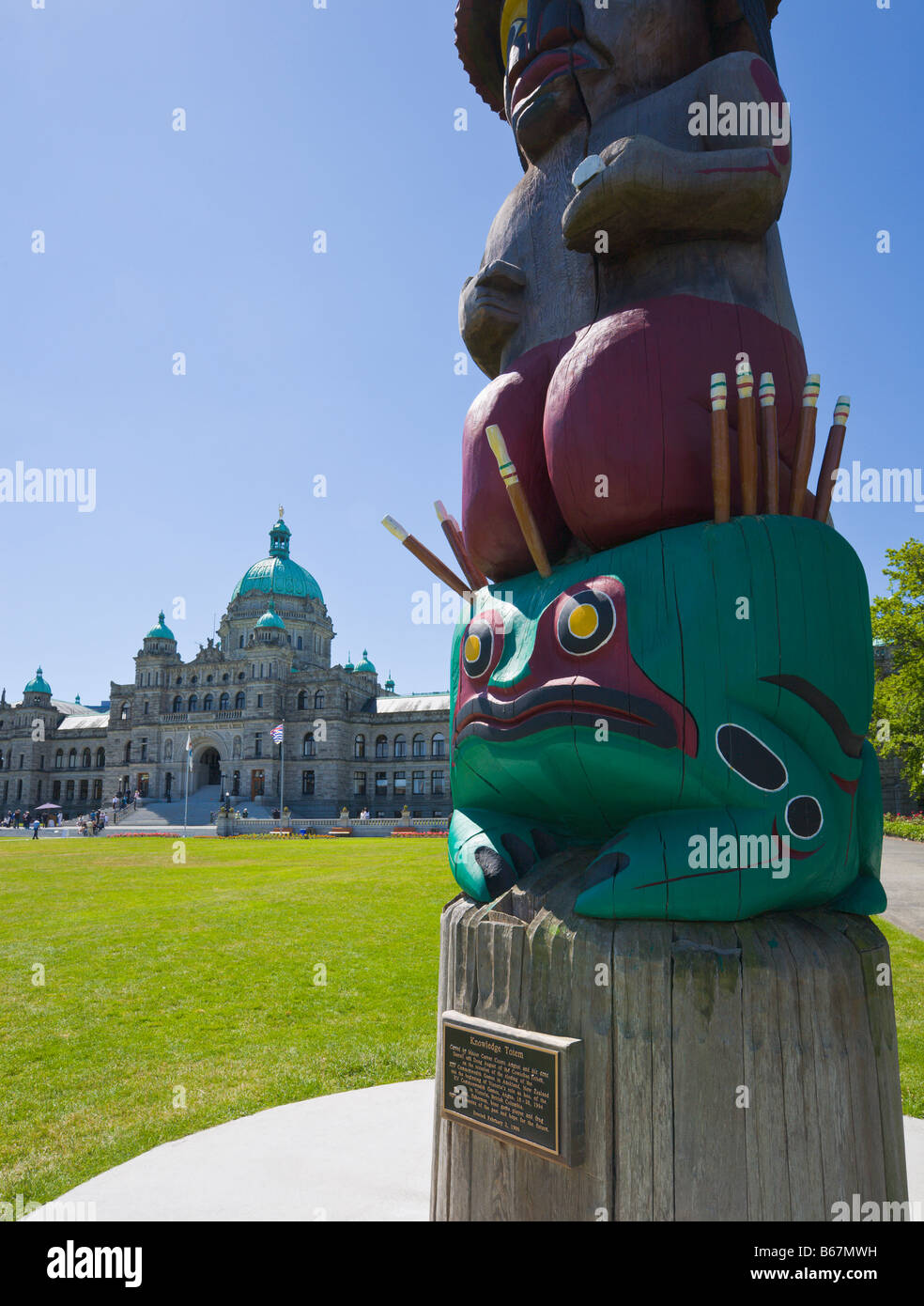 Totem pole victoria canada hi-res stock photography and images - Alamy