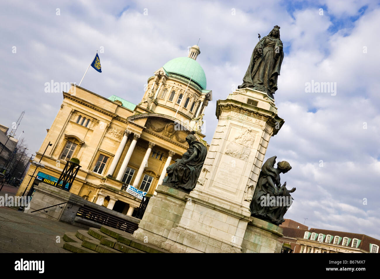 Queen Victoria monument in Victoria Square Hull East Yorkshire England ...