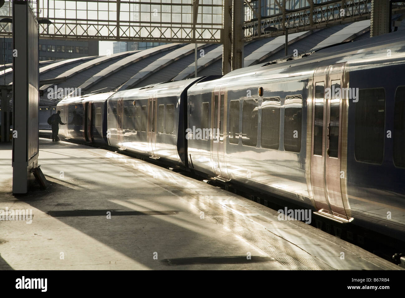 Train waterloo station southwest trains platform hi-res stock ...