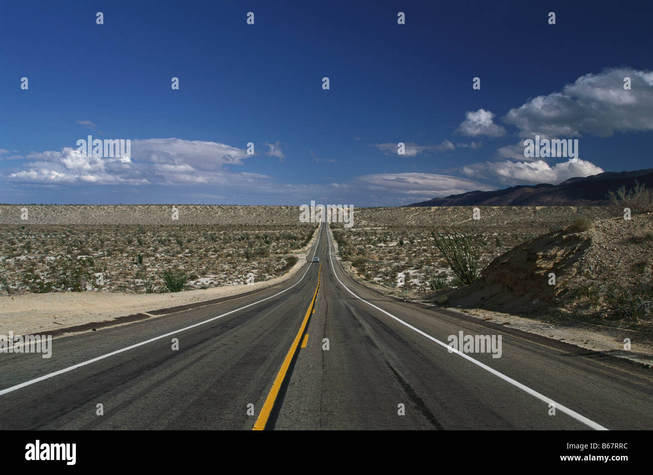 Straight road, desert highway, Anza Borrego Desert State Park ...