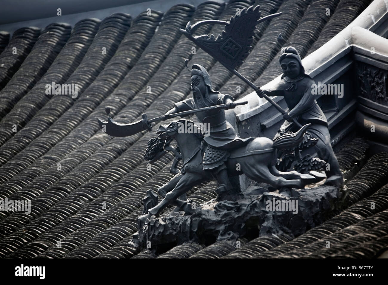 Statues on building roof hi-res stock photography and images - Alamy