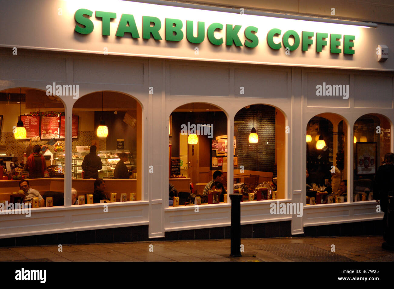 Starbucks coffee shop hi-res stock photography and images - Alamy