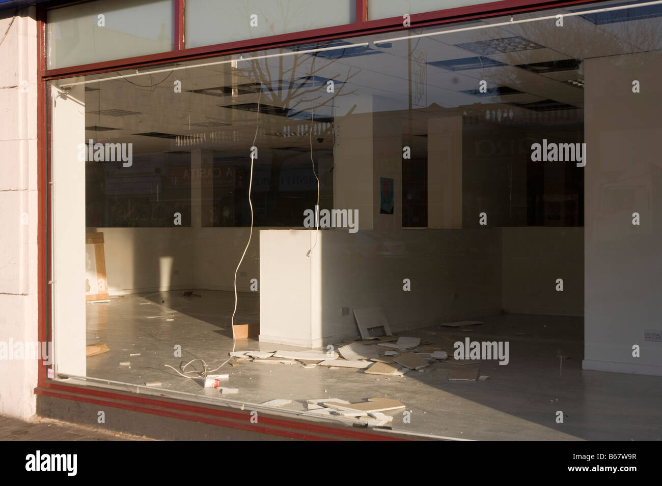 Empty shop on Streatham High Road Stock Photo - Alamy