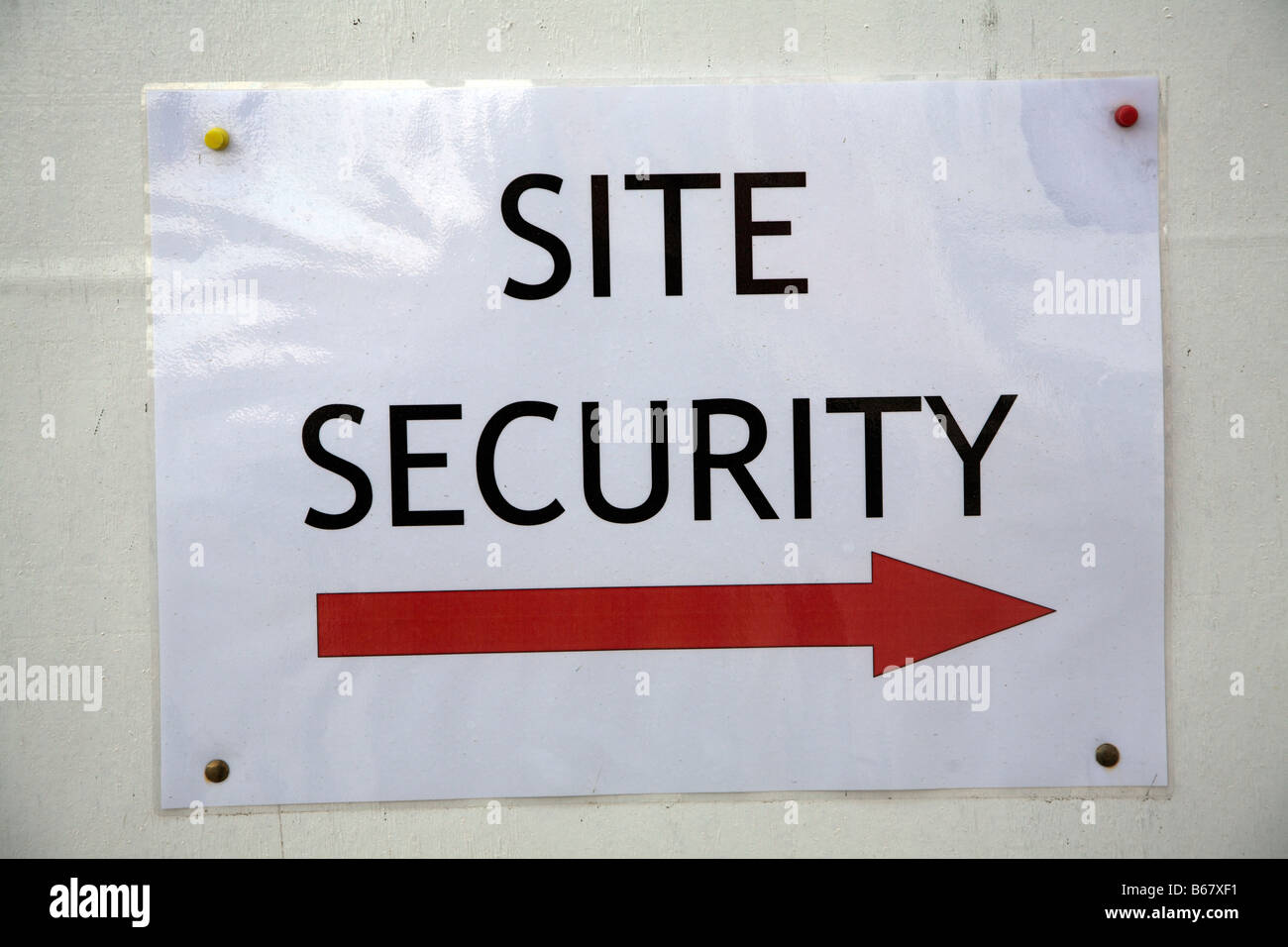 Site Security sign with red arrow pointing Stock Photo - Alamy