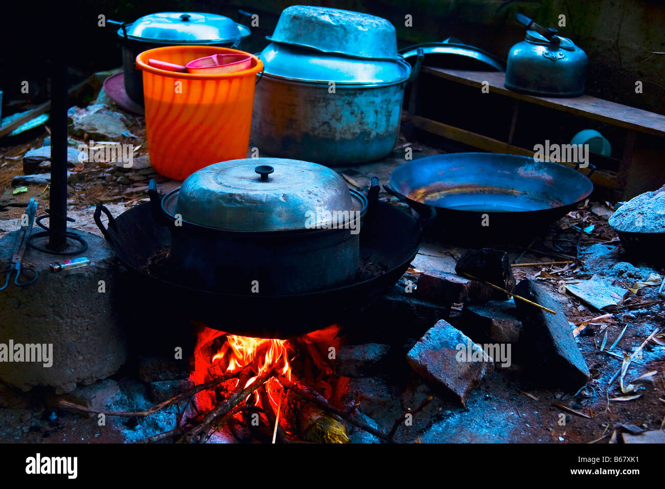 China cooking fire hi-res stock photography and images - Alamy
