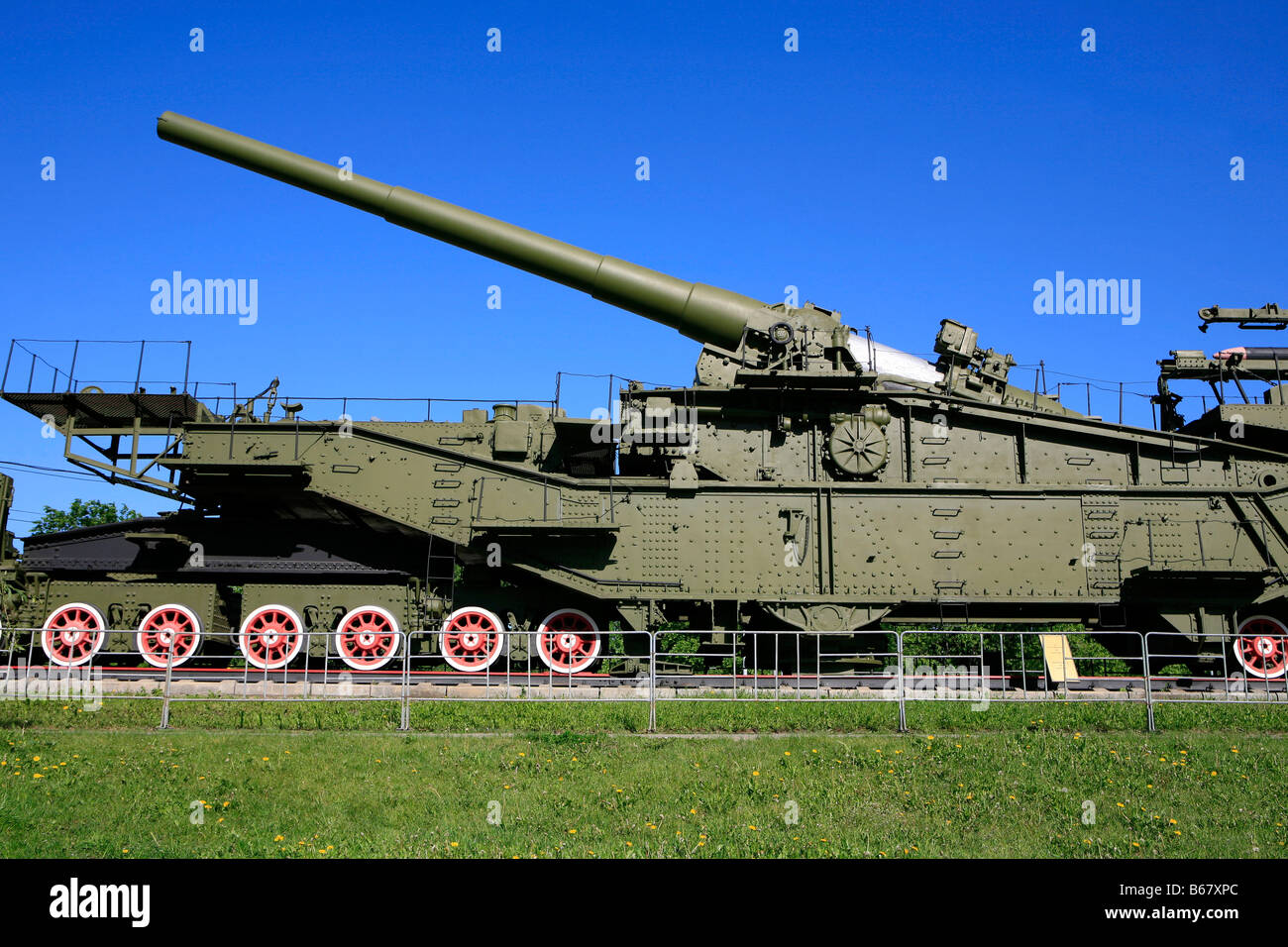Huge Soviet World War II cannon on a train at Victory Park in Moscow ...