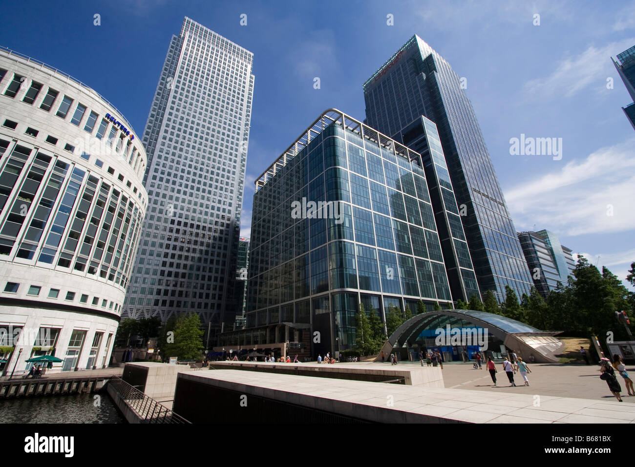 canary wharf underground entrance london one canada square tower block ...
