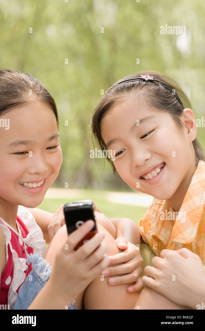 Tween girls phone hi-res stock photography and images - Alamy