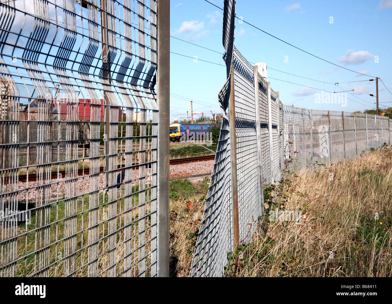 Broken mesh fence hi-res stock photography and images - Alamy