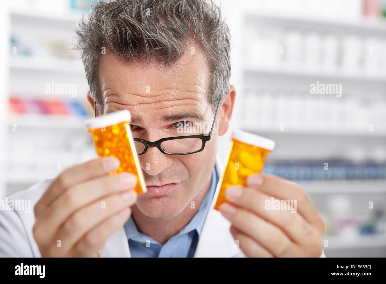 Pharmacist hold pill bottle hi-res stock photography and images - Alamy