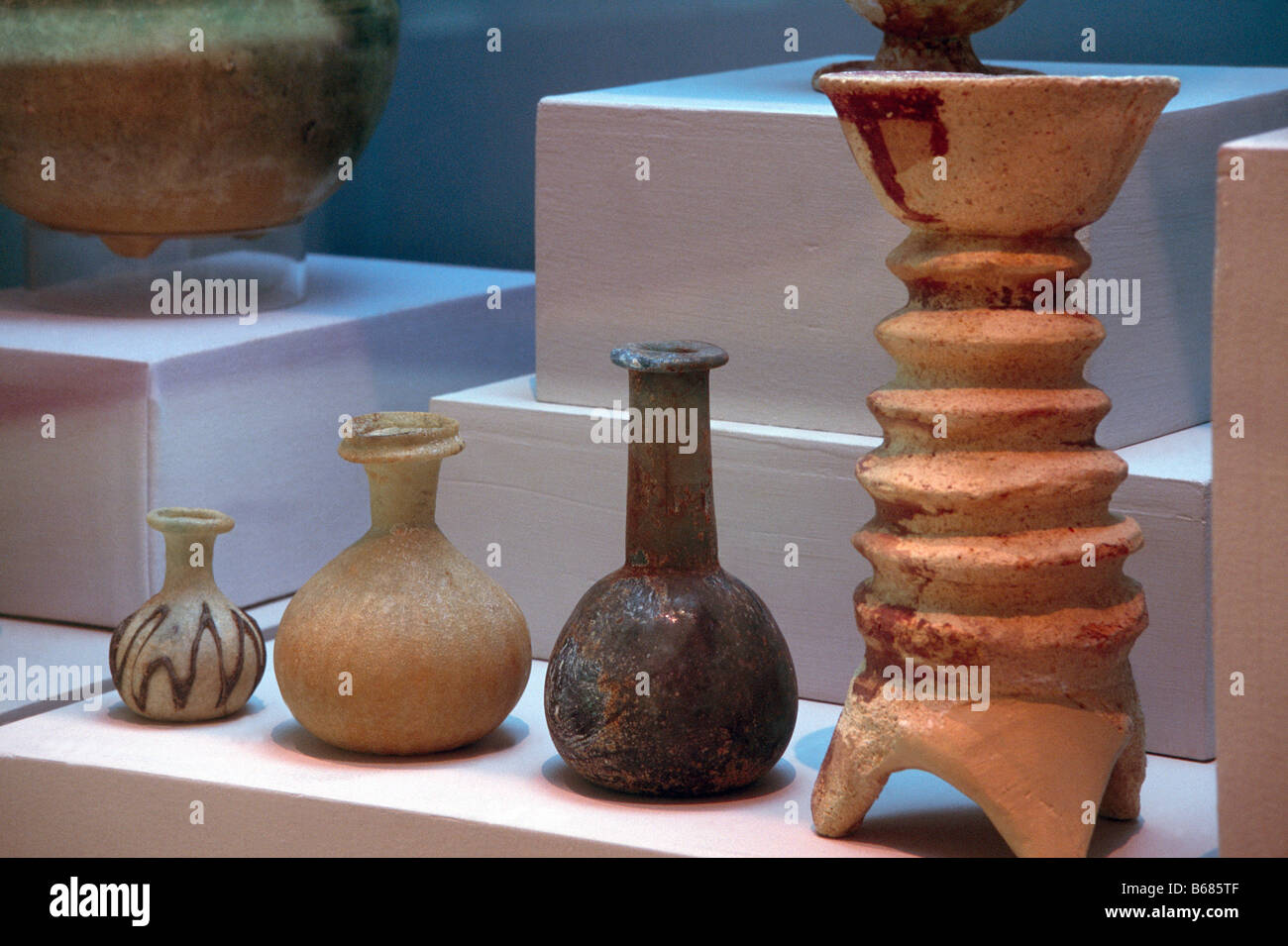 National Museum Bahrain Pottery From Tylos Period Stock Photo - Alamy