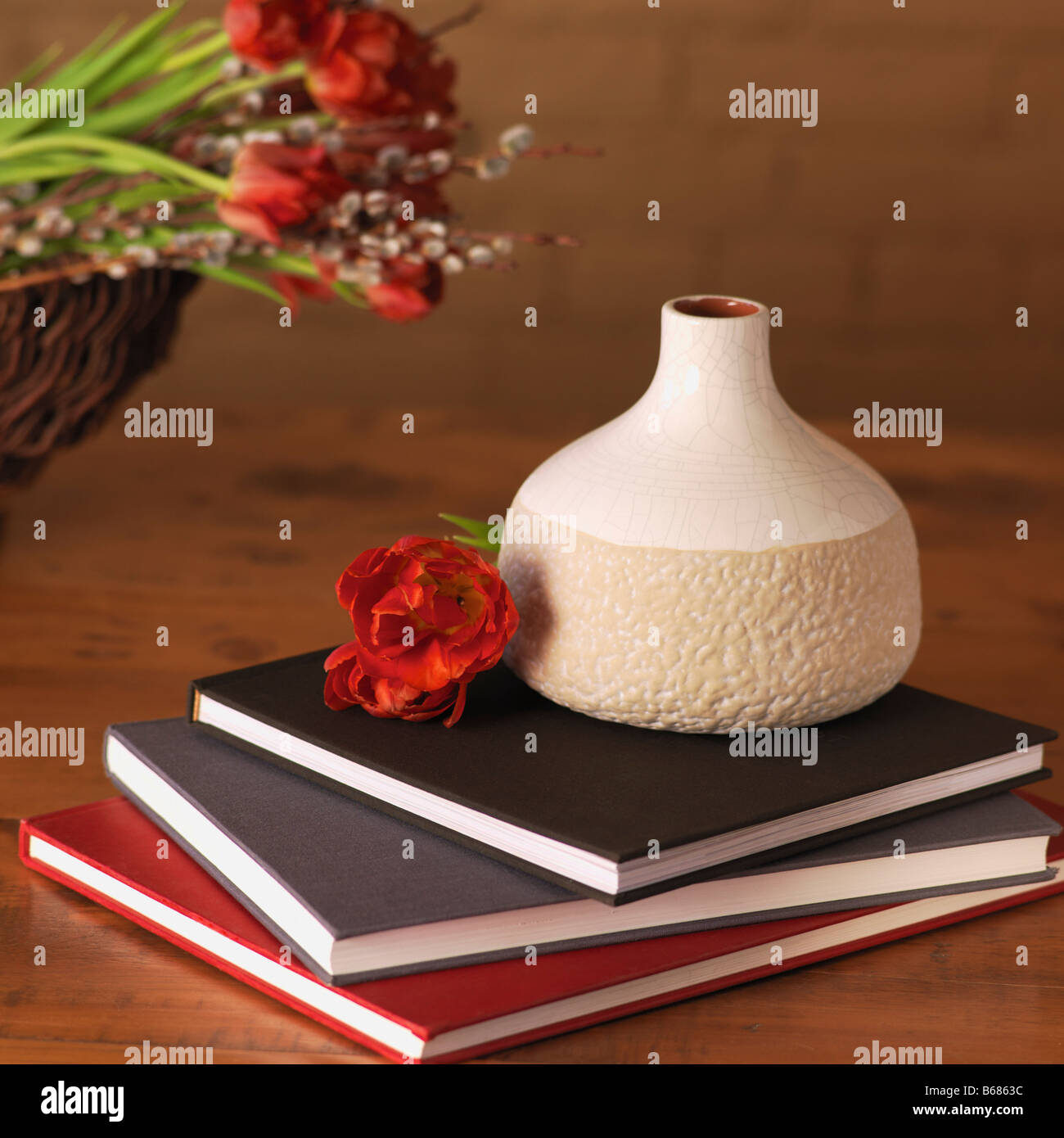 Stack books vase flowers hi-res stock photography and images - Alamy