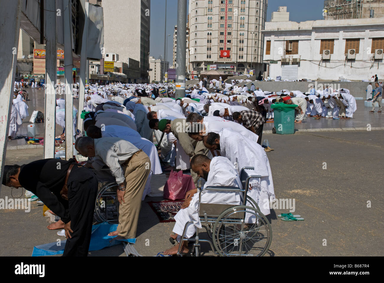 Muslim worshippers and pilgrims praying the noon prayer Dhur in ...