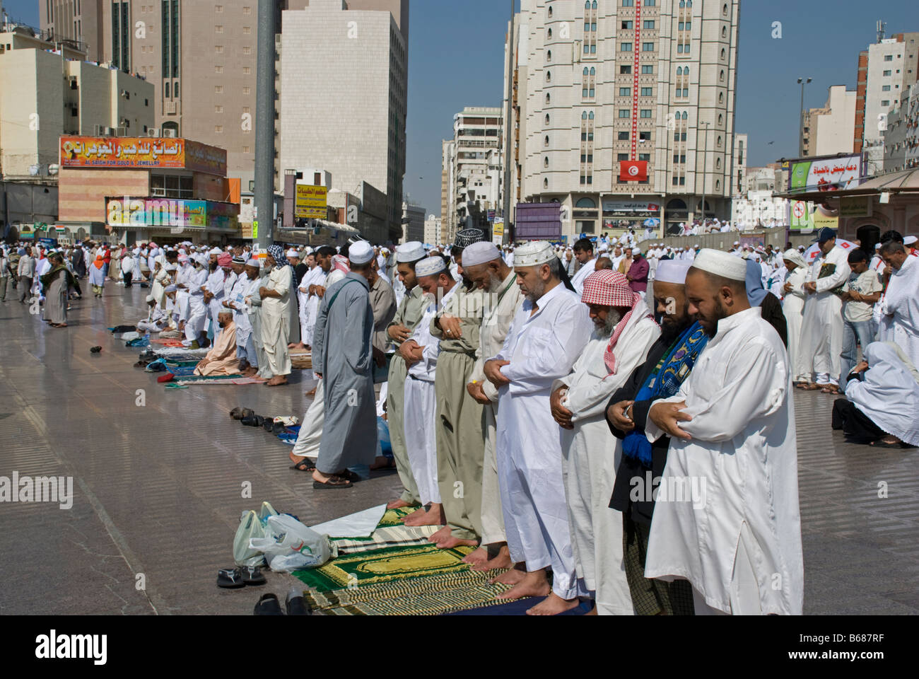 Muslim worshippers and pilgrims praying the noon prayer Dhur in ...