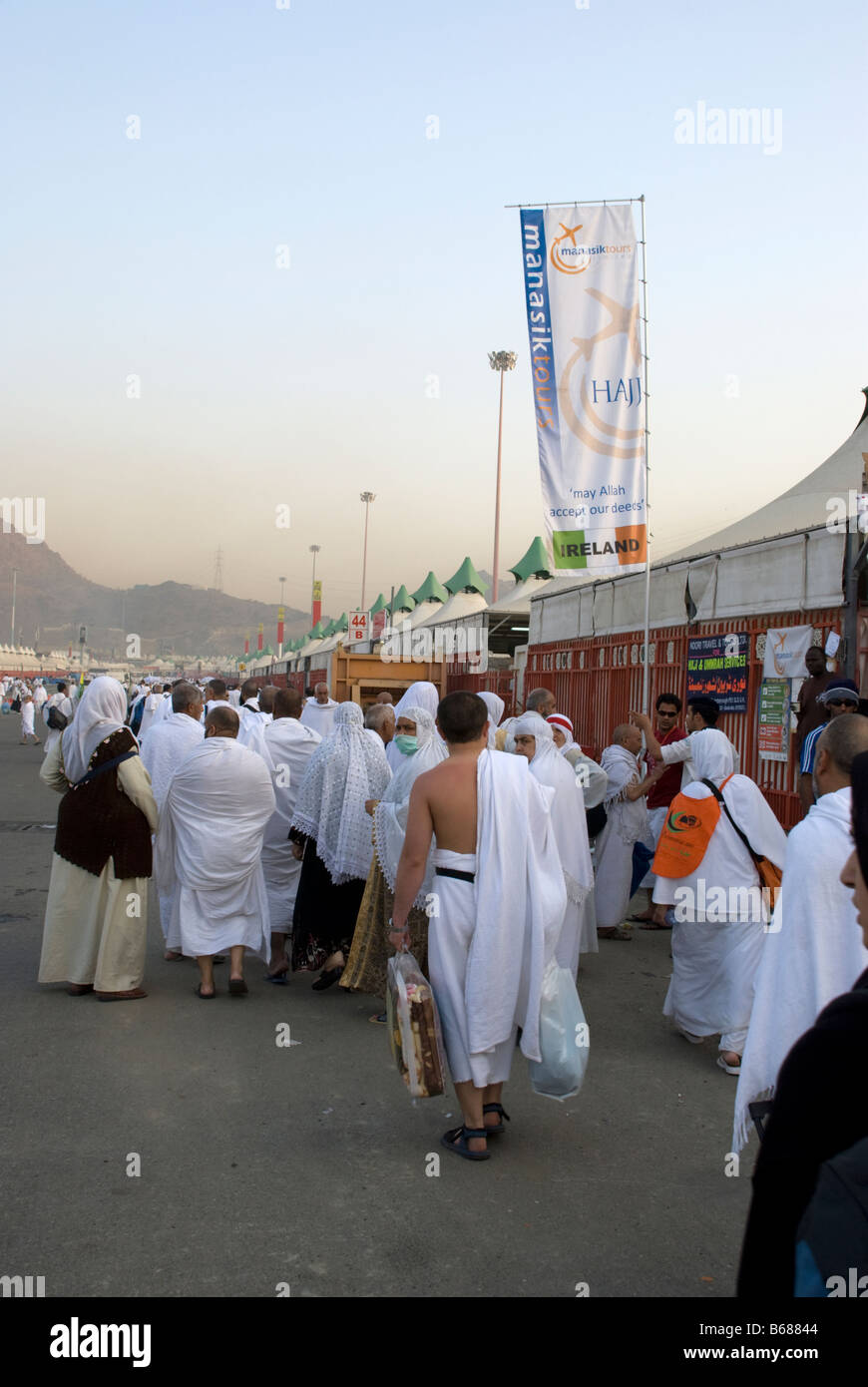 Pilgrims walking mina hi-res stock photography and images - Alamy