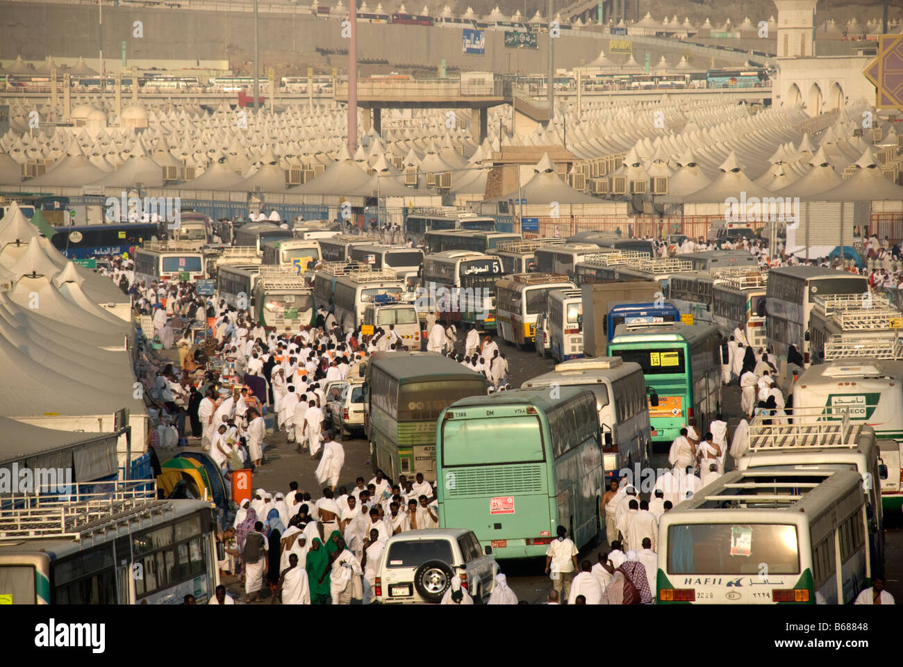 Saudi arabia hajj mina pilgrims hi-res stock photography and images - Alamy