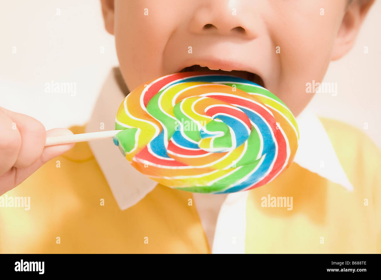 Close-up of a boy eating a lollipop Stock Photo - Alamy