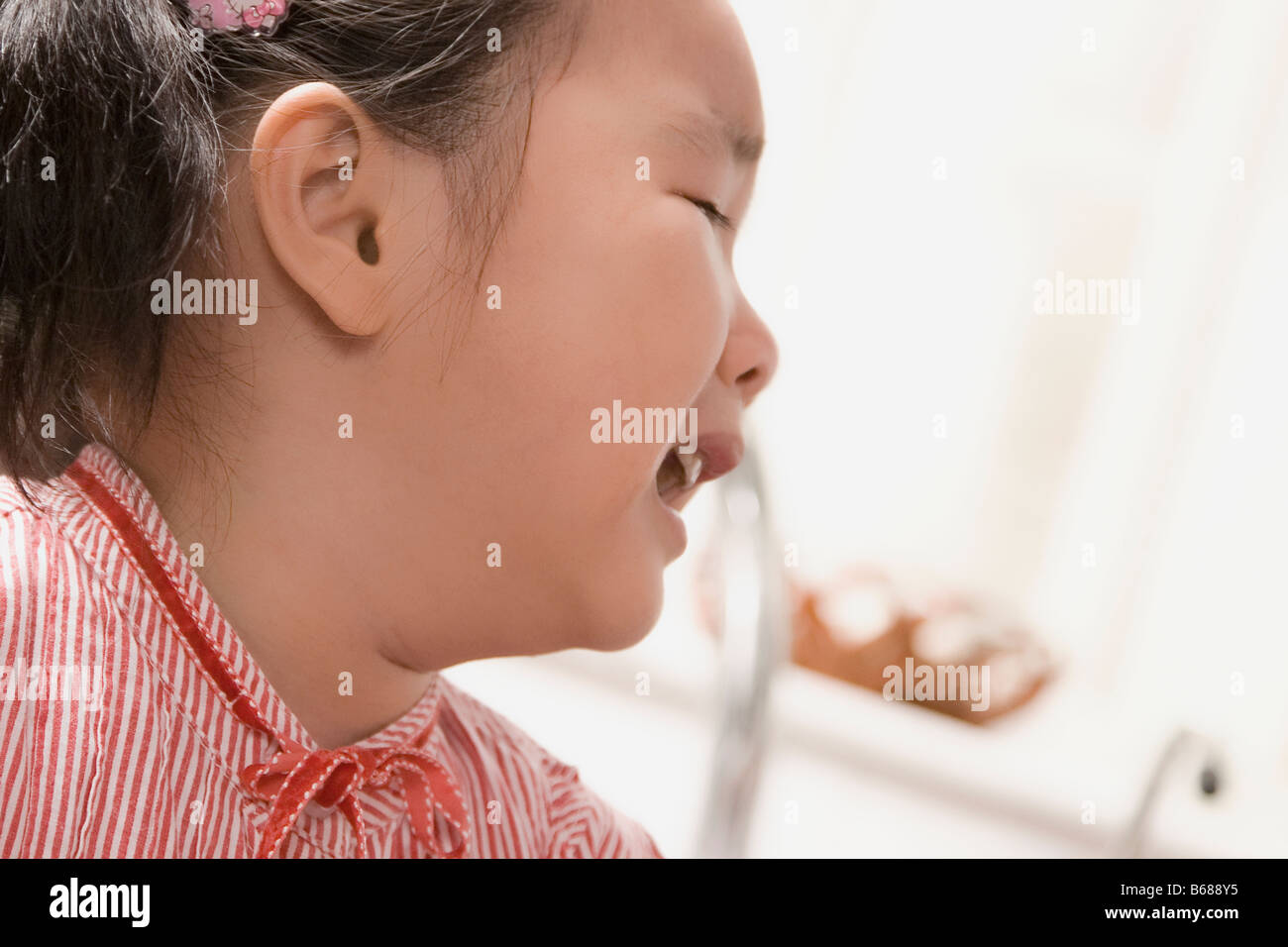 Side profile girl crying on hi-res stock photography and images - Alamy