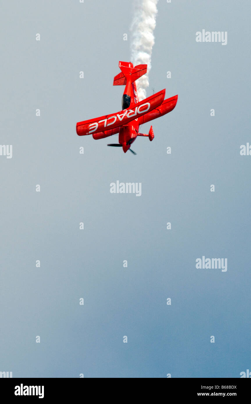 Stunt Plane diving straight down at Air Show Stock Photo - Alamy