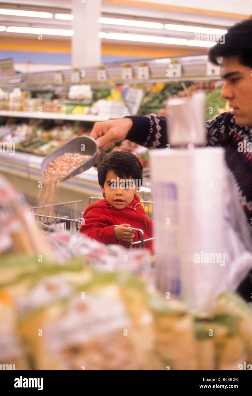 Family grocery hispanic hi-res stock photography and images - Alamy