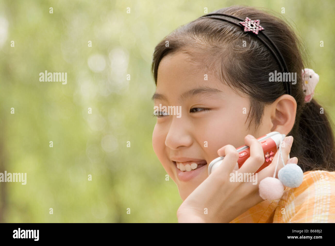 Tween girl on cell phone hi-res stock photography and images - Alamy