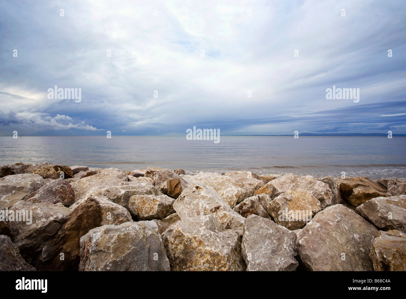 Sea wall defences hi-res stock photography and images - Alamy