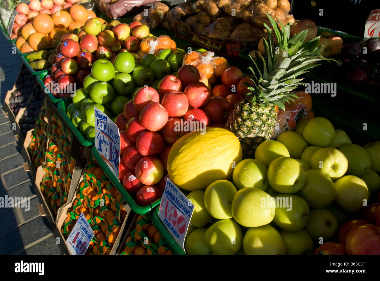 Fruit stall pineapple hi-res stock photography and images - Alamy