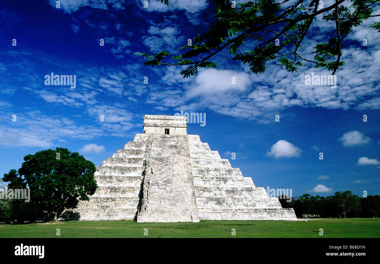 the el castillo pyramid at chichen itza mexico Stock Photo - Alamy
