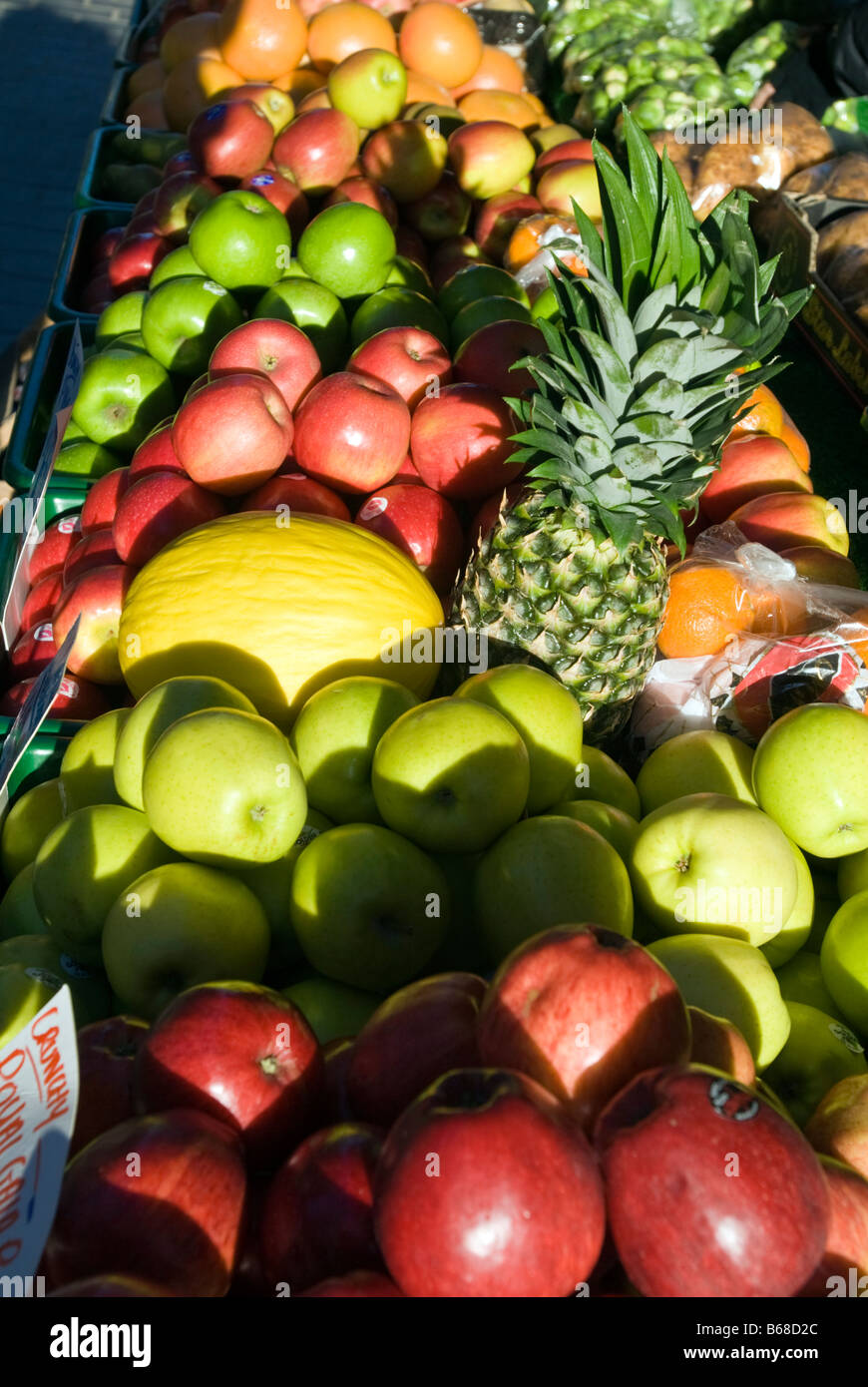 Fruit stall pineapple hi-res stock photography and images - Alamy