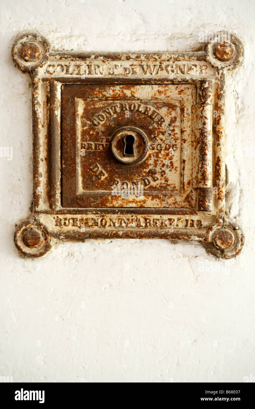 Vintage old safe hi-res stock photography and images - Alamy