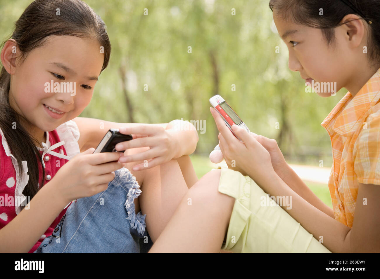 Children using phones hi-res stock photography and images - Alamy
