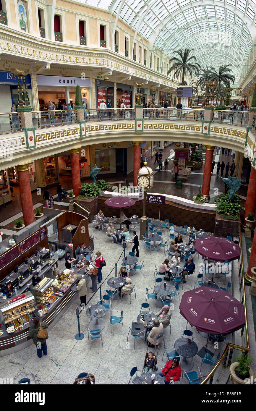 Cafe and walkways inside the Trafford Shopping Centre, Manchester Stock ...