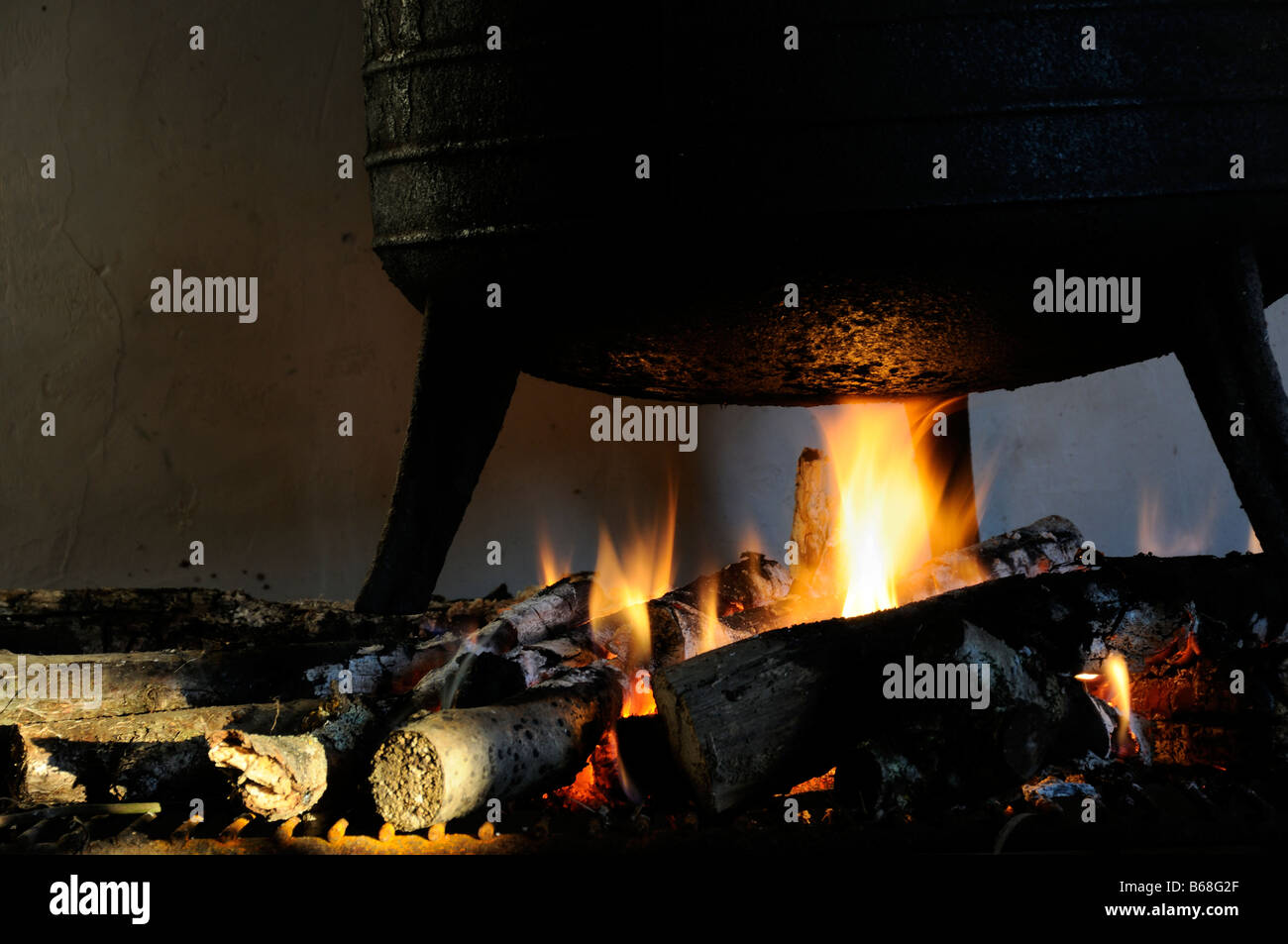 Hanging cast iron pot hi-res stock photography and images - Alamy