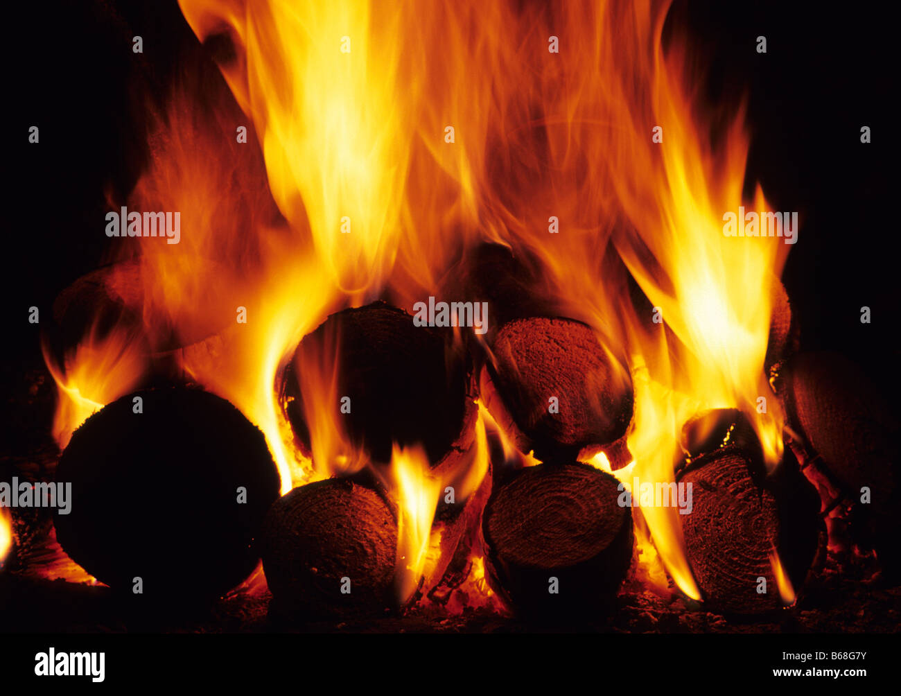 Roaring log fire in open hearth Stock Photo - Alamy