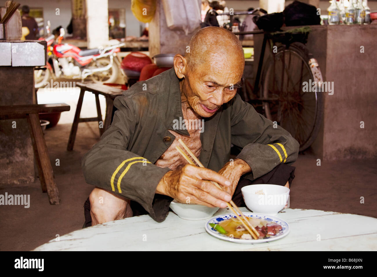 Old man dining alone hi-res stock photography and images - Alamy